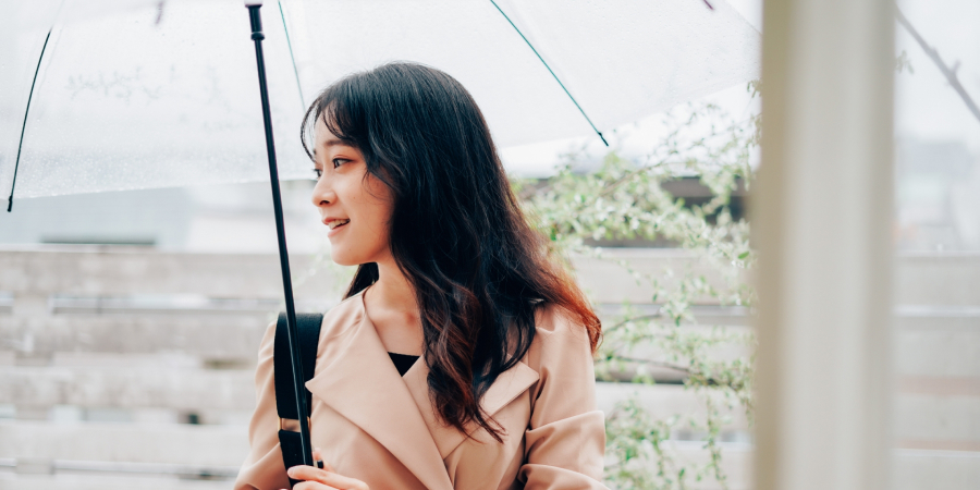 【梅雨でも安心】湿気による髪のうねりや広がり対策‐ILACY(アイラシイ)働く女性の医療メディア